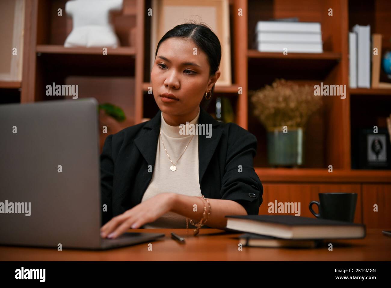 Female business consultant hi-res stock photography and images - Alamy