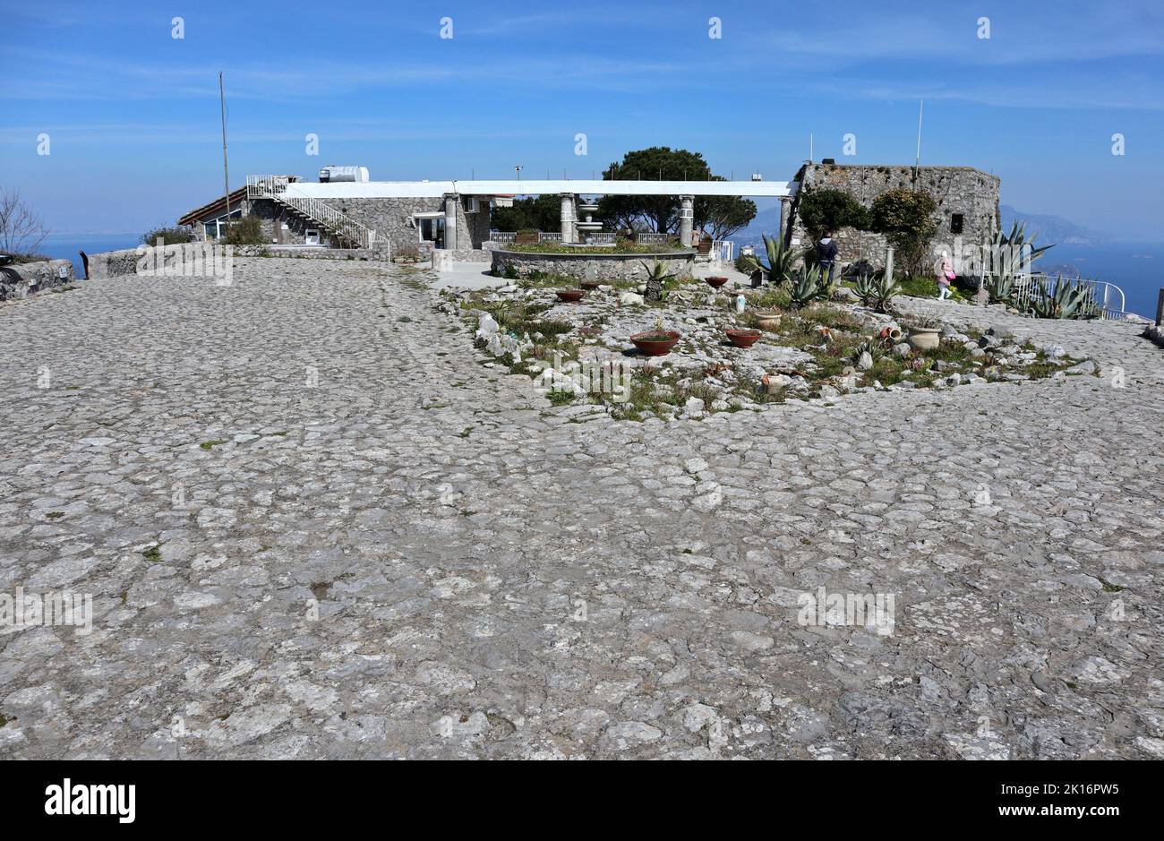 Anacapri - Terrazza belvedere sulla cima del Monte Solaro Stock Photo ...