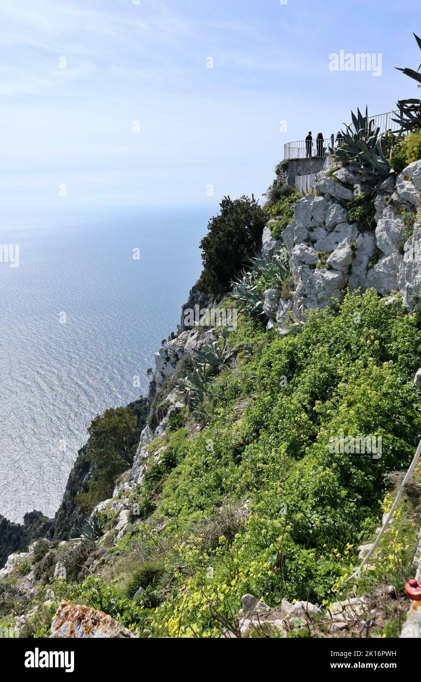 Anacapri - Turisti sulla terrazza belvedere di Monte Solaro Stock Photo ...