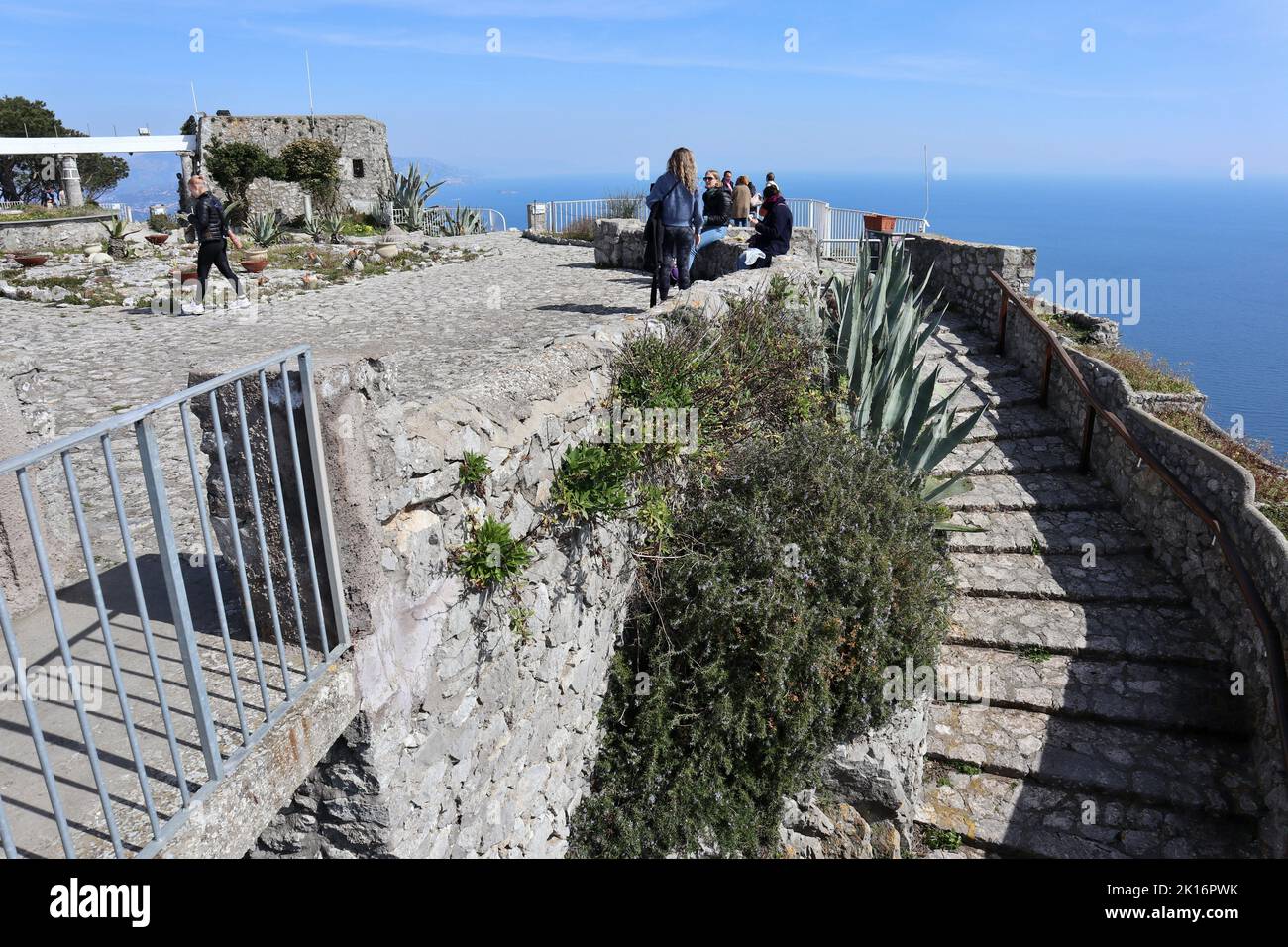 Anacapri - Turisti sulla terrazza belvedere in cima al Monte Solaro ...