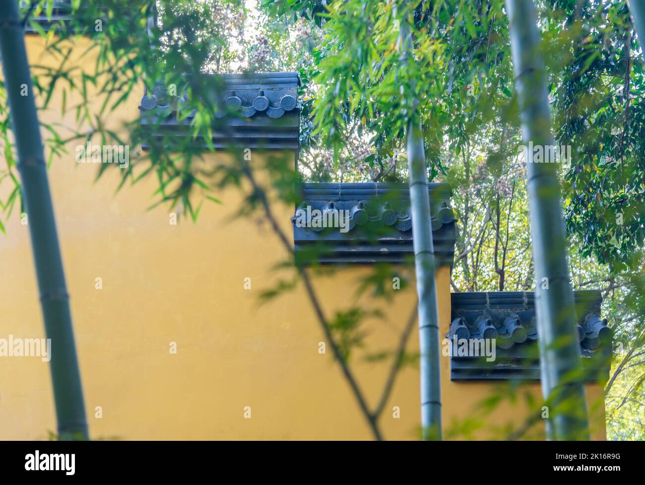 A corner of the Yongfu Temple in Feilaifeng, Hangzhou, China Stock ...