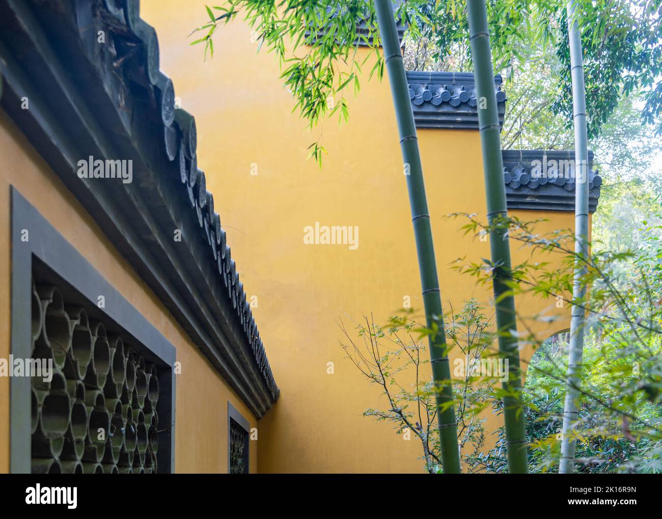 A corner of the Yongfu Temple in Feilaifeng, Hangzhou, China Stock ...