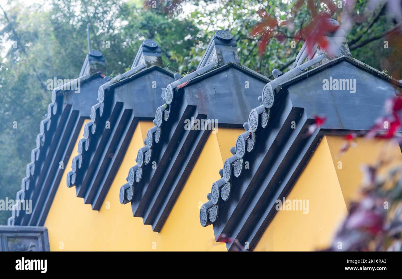 A corner of the Yongfu Temple in Feilaifeng, Hangzhou, China Stock ...