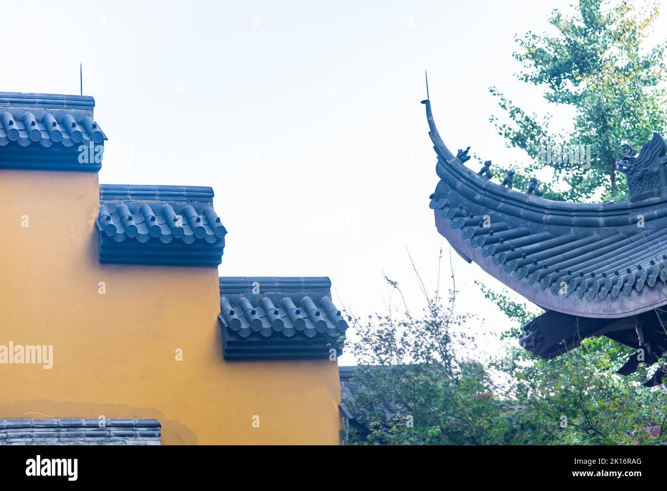 A corner of the Yongfu Temple in Feilaifeng, Hangzhou, China Stock ...