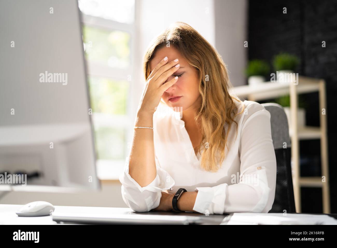 Sad worker hi-res stock photography and images - Alamy
