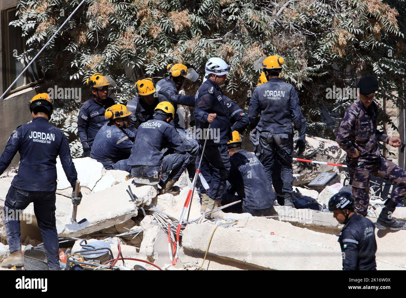Amman, Jordan. 15th Sep, 2022. Rescuers search for survivors after a residential building ...