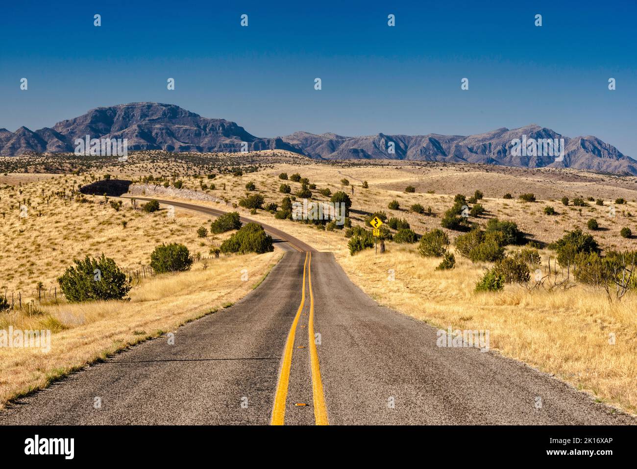 Country road perspective hi-res stock photography and images - Alamy