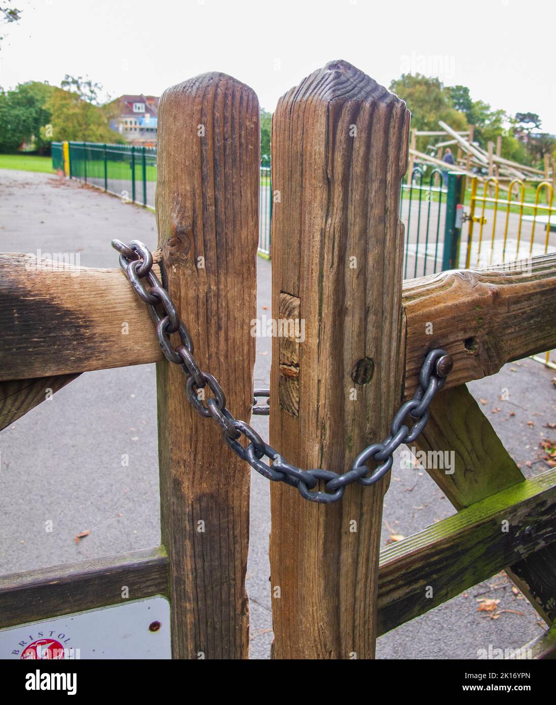 Chain gate hi-res stock photography and images - Alamy