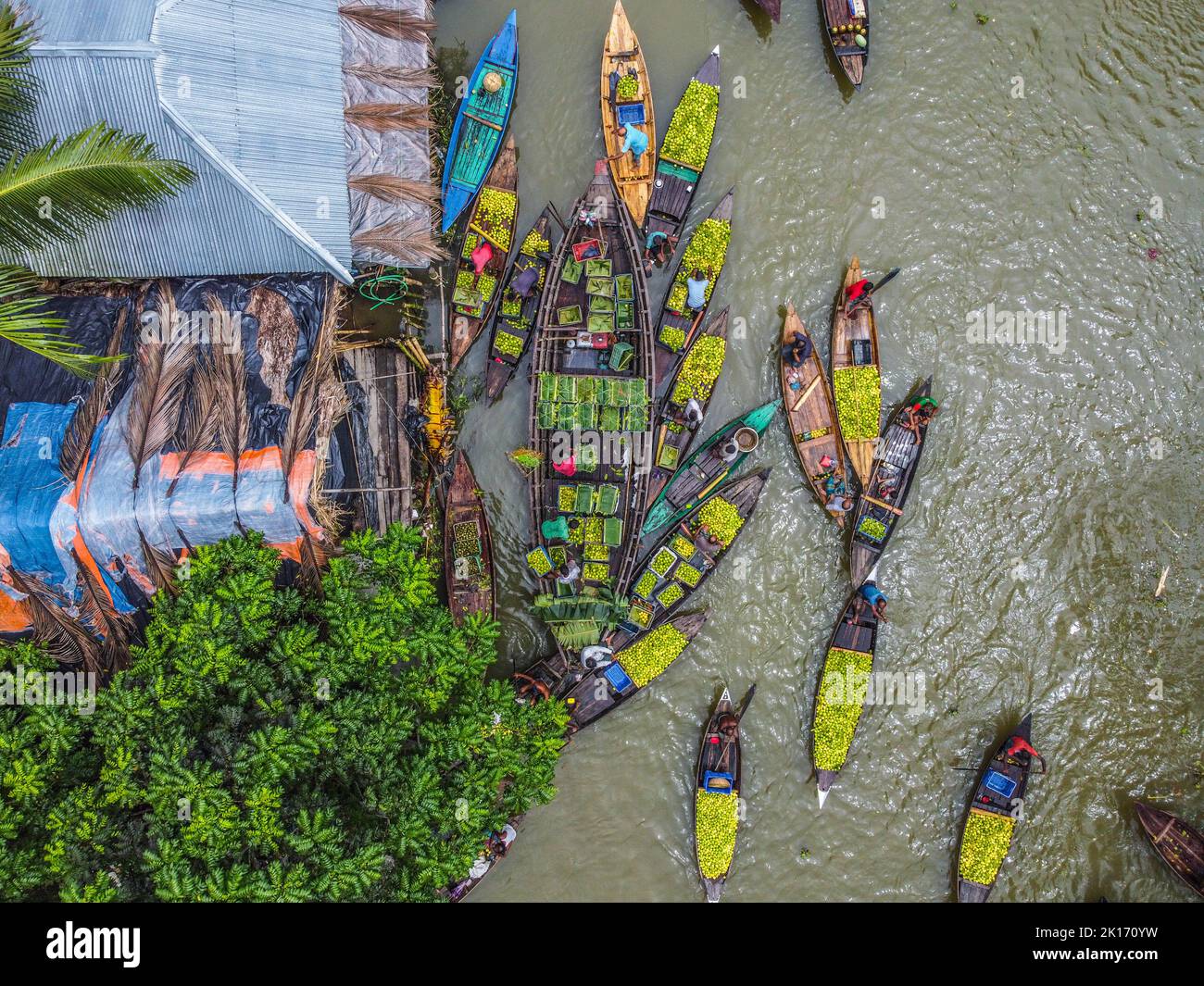 Bangladesh floating guava market hi-res stock photography and images ...