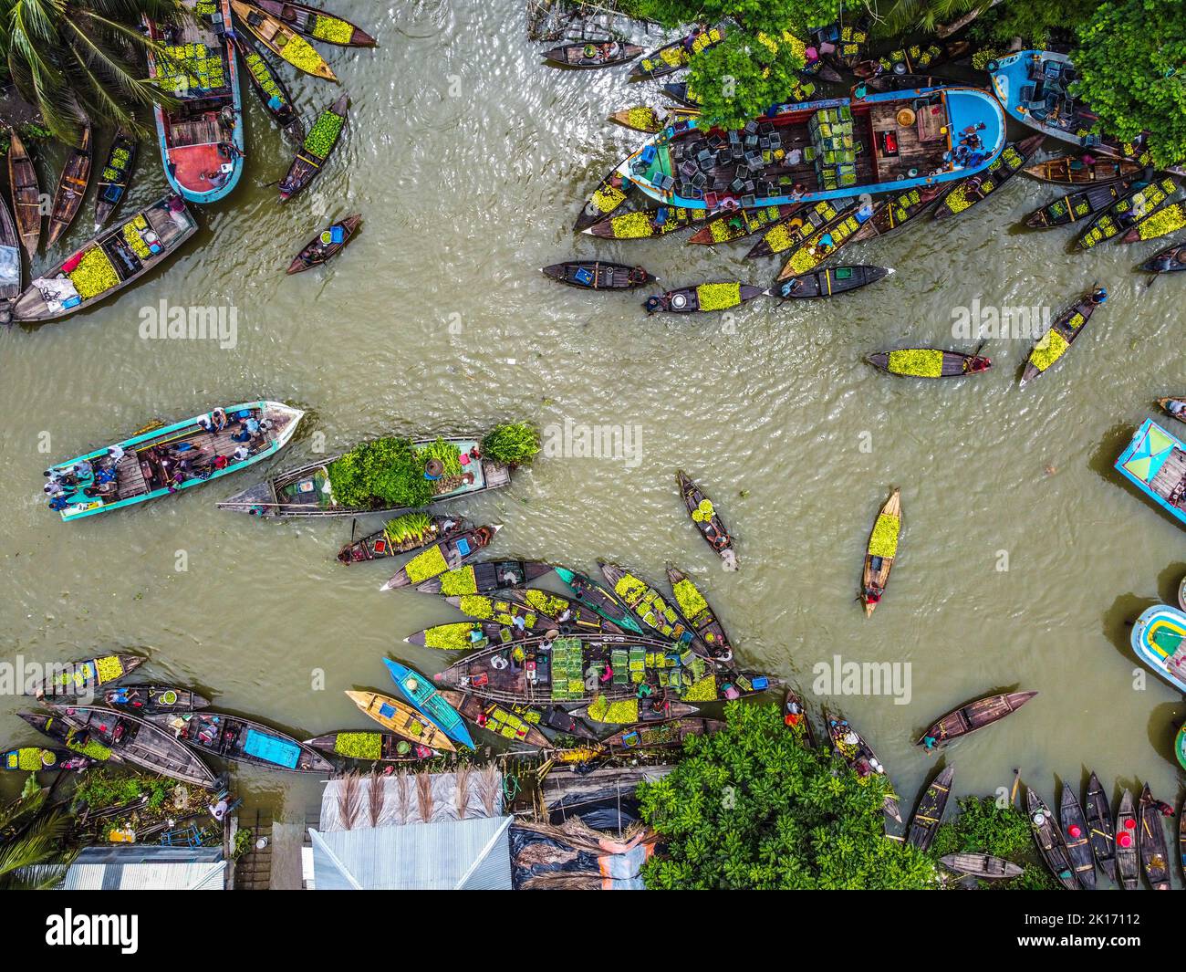 Bangladesh floating guava market hi-res stock photography and images ...