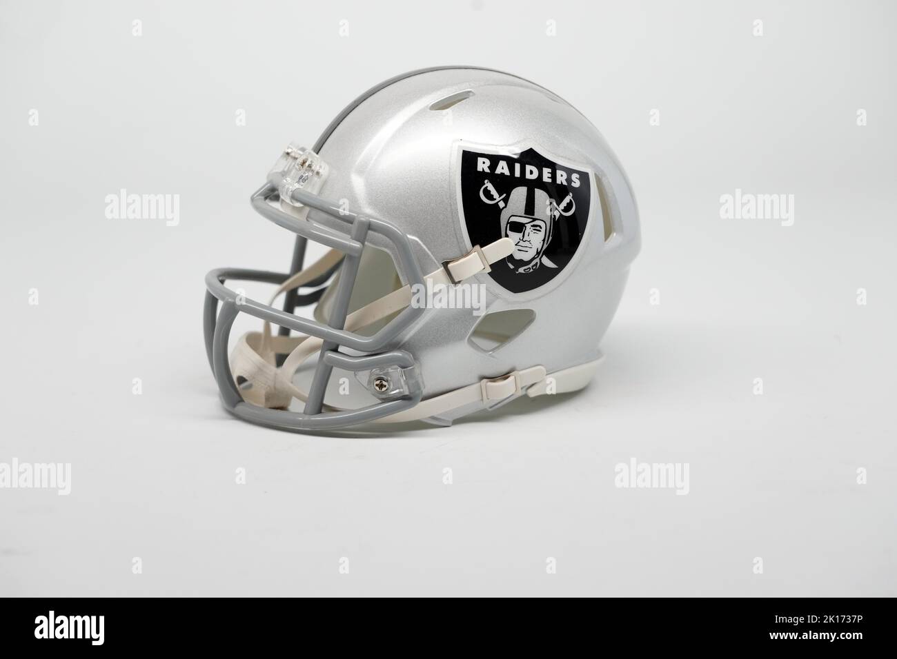 Las vegas raiders helmet hi-res stock photography and images - Alamy