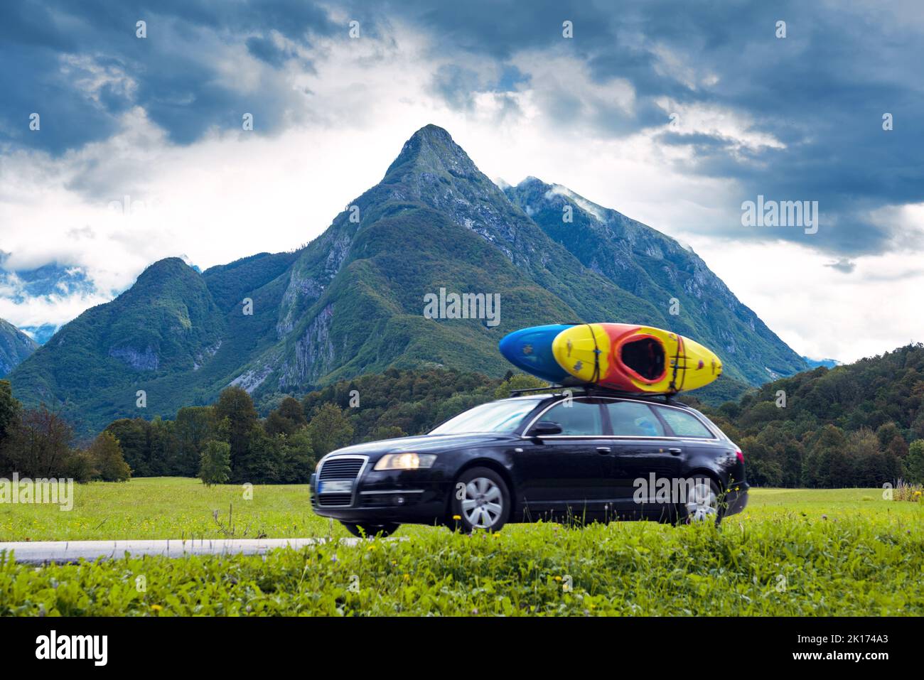 Car carrying kayaks upon a roof against mountain view Stock Photo - Alamy