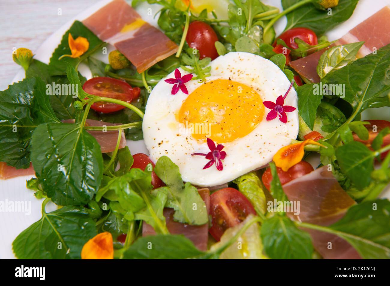 Recipe Fried egg on a bed of salad with Mafane, rocket, cherry tomato ...
