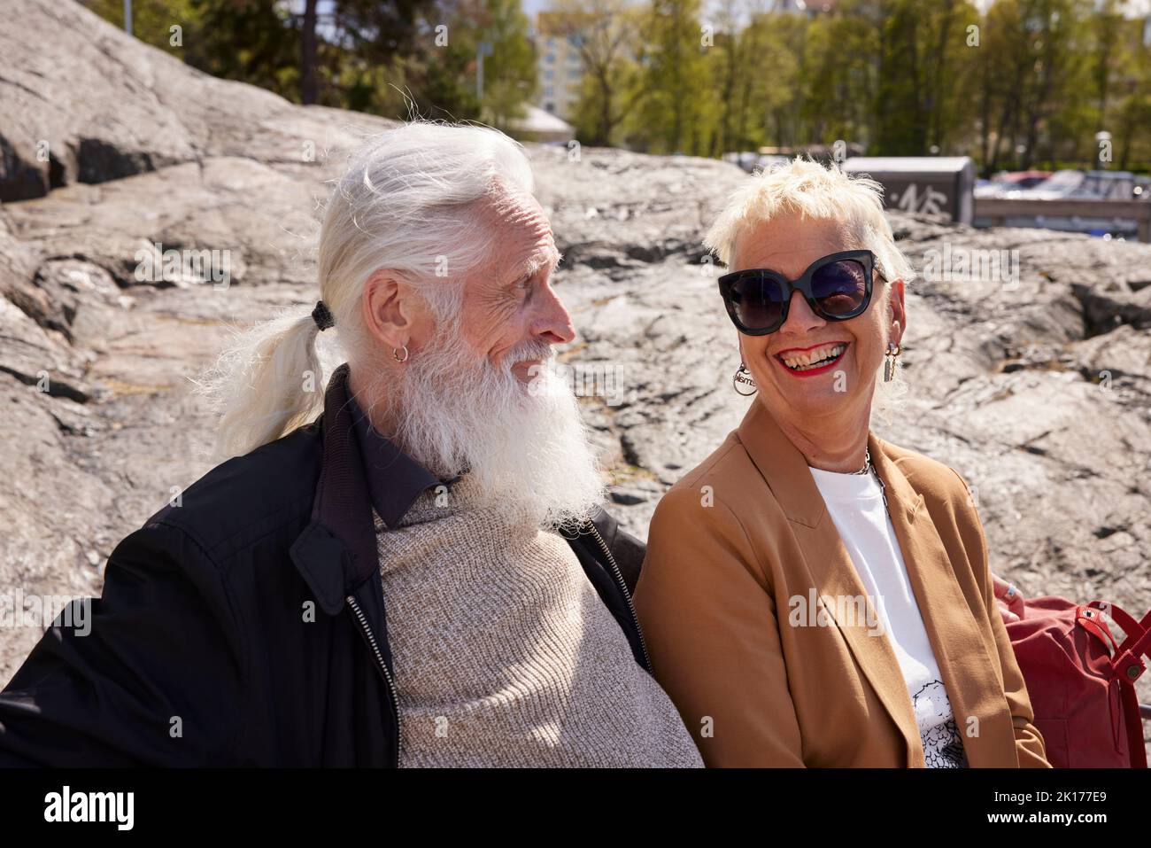 Two people sitting relaxed hi-res stock photography and images - Alamy