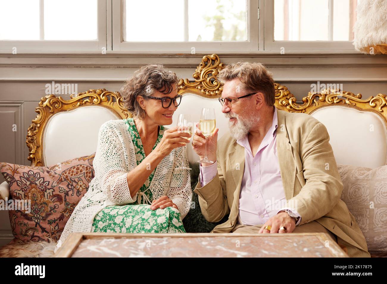 Couple having drink hi-res stock photography and images - Alamy