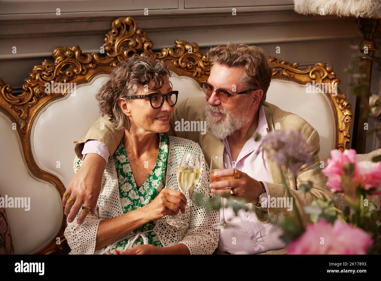 Couple having drink hi-res stock photography and images - Alamy