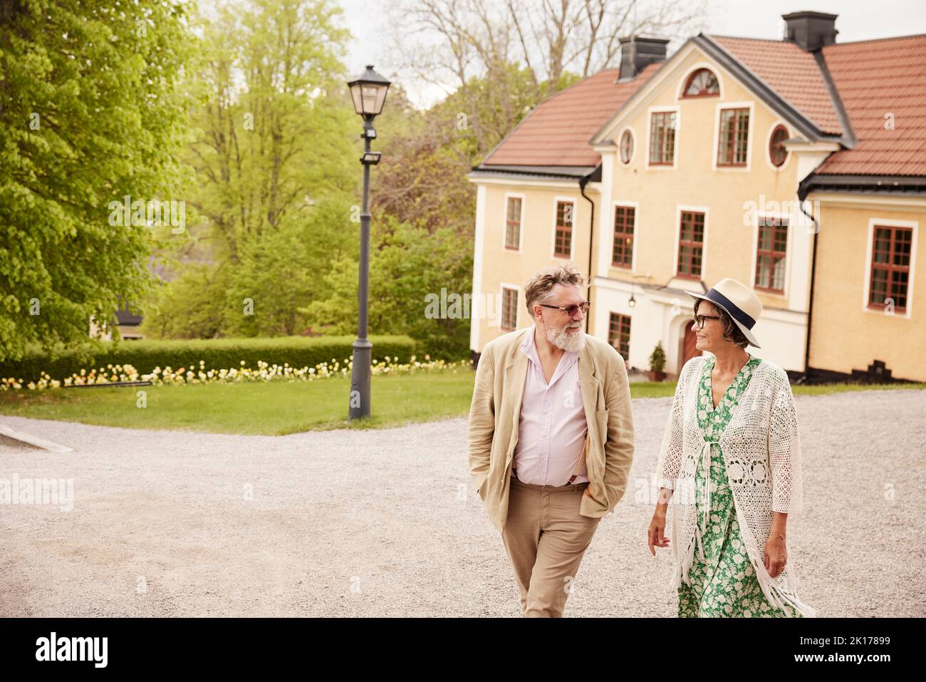 Couple people walking home together hi-res stock photography and images ...
