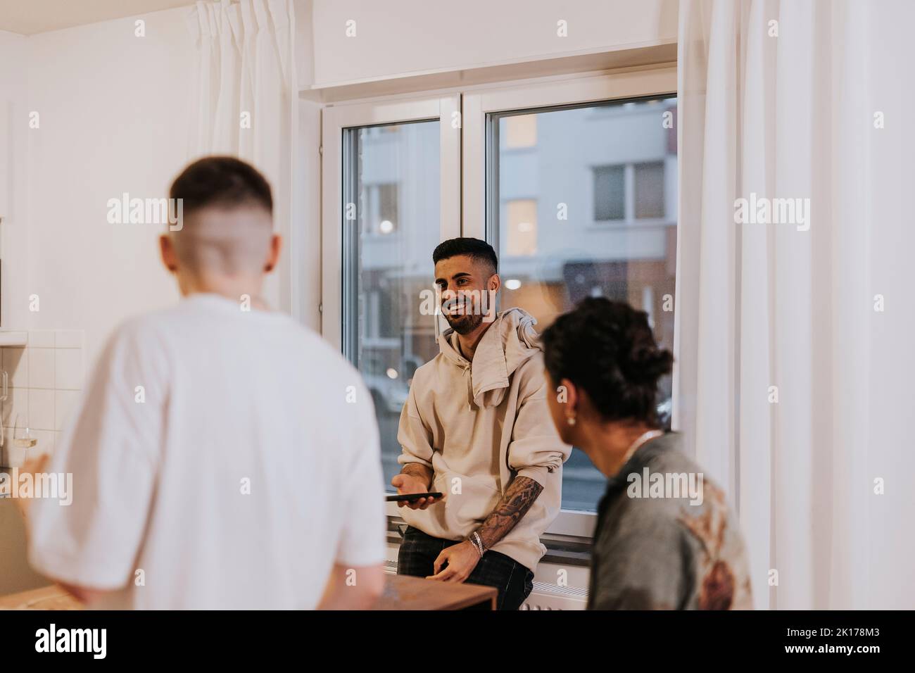 Meeting friends teens hi-res stock photography and images - Alamy