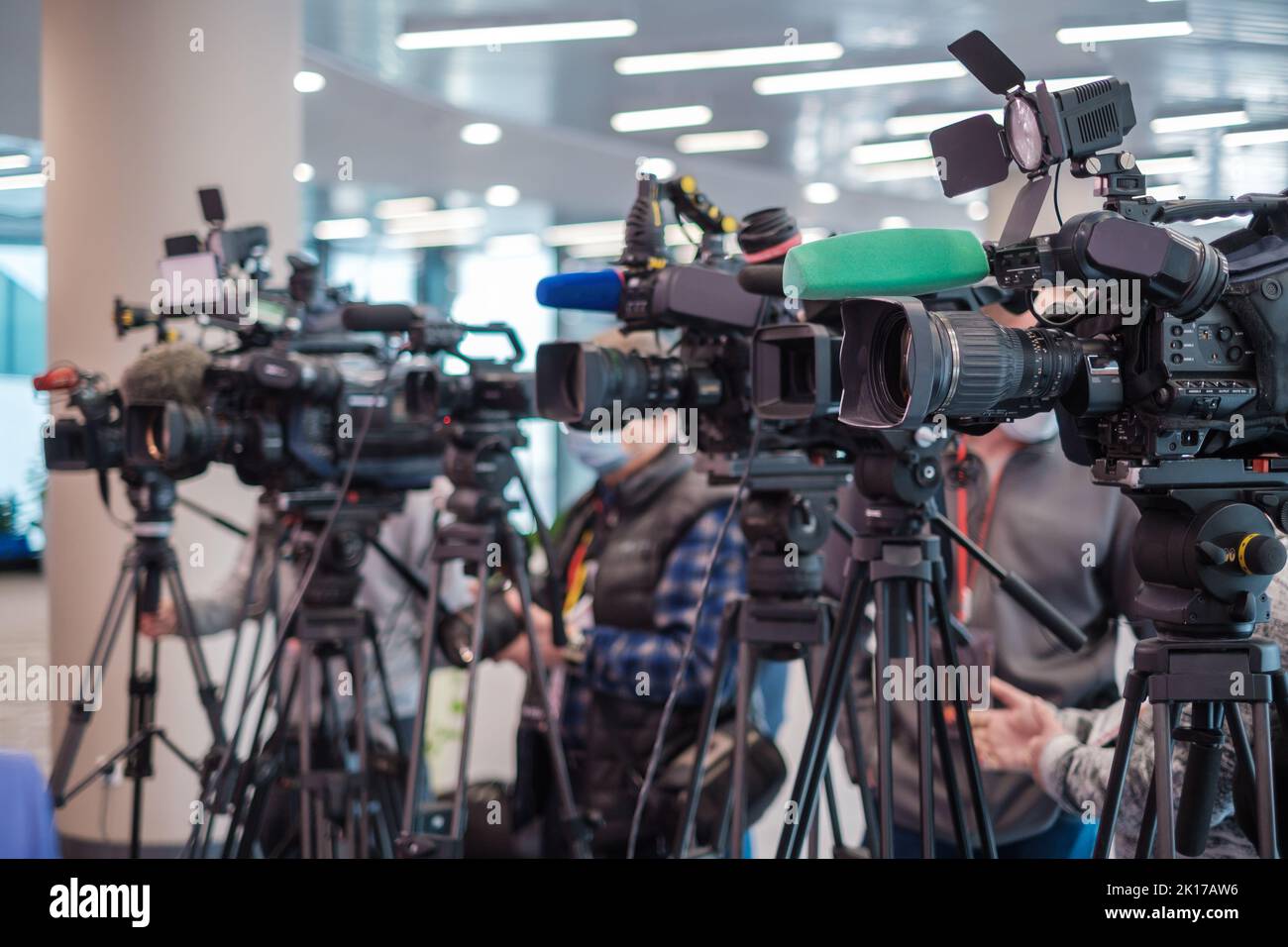 Professional cameramen hi-res stock photography and images - Alamy