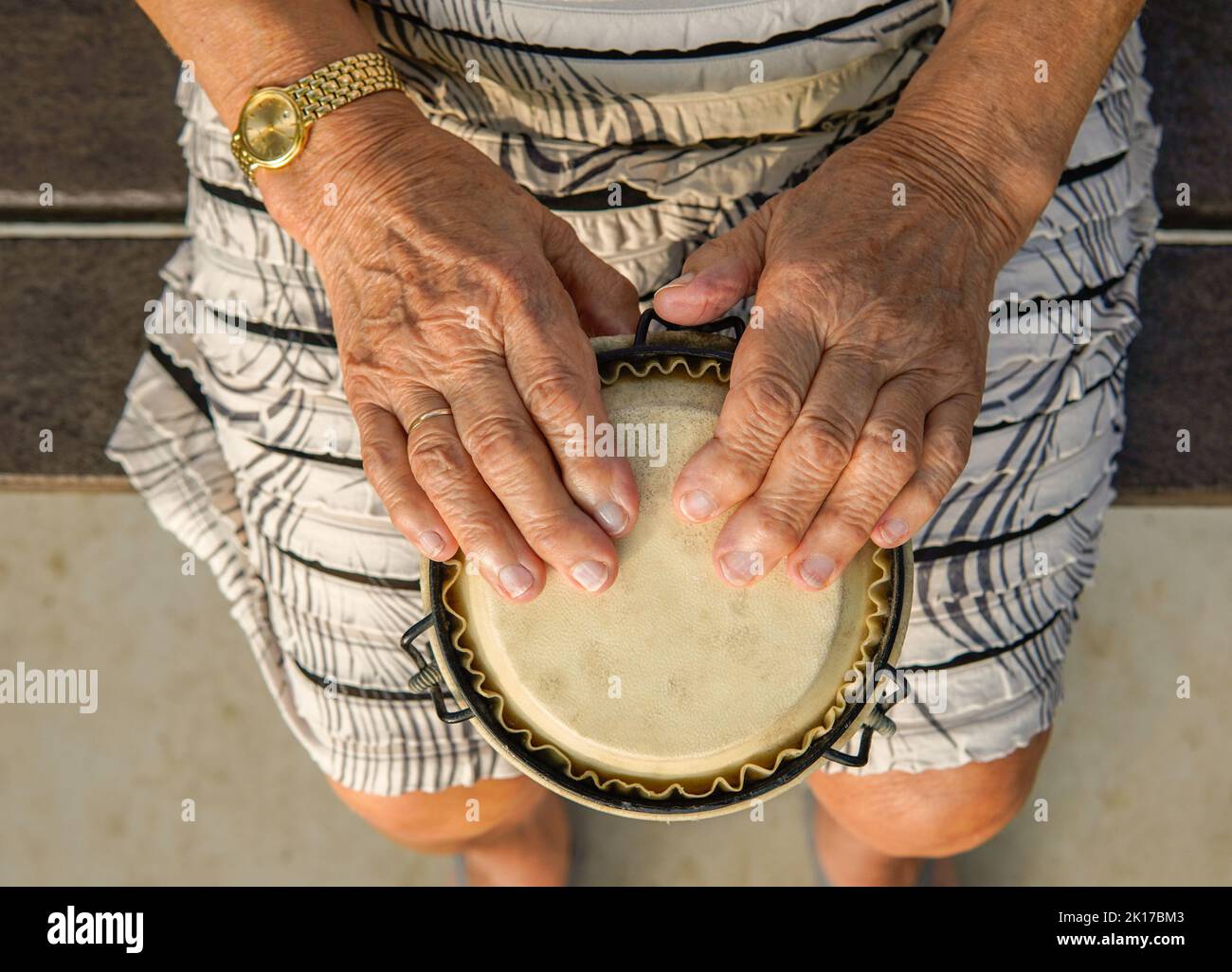 Lady with drum hi-res stock photography and images - Alamy