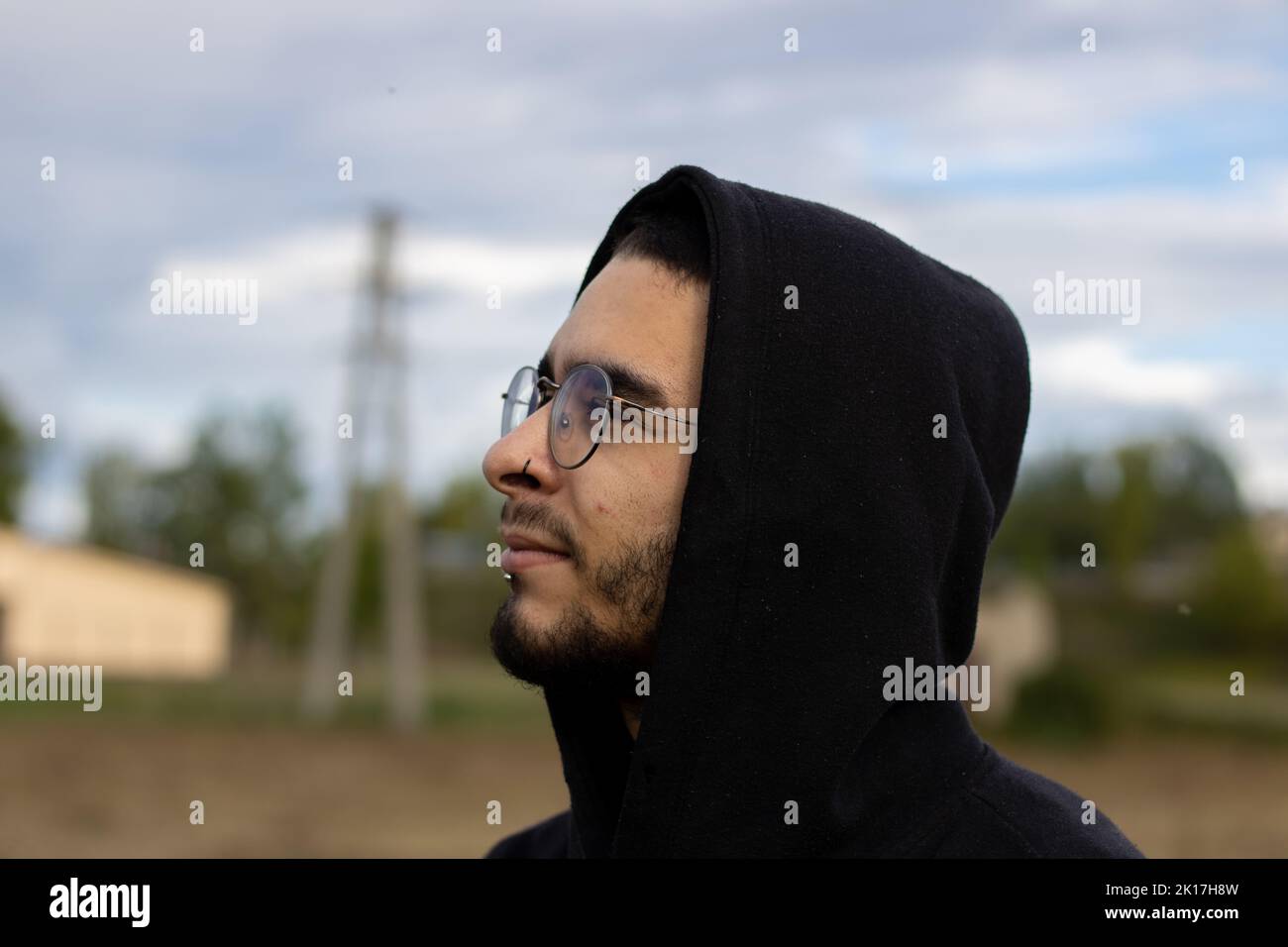 young man from side looking incredulous Stock Photo - Alamy