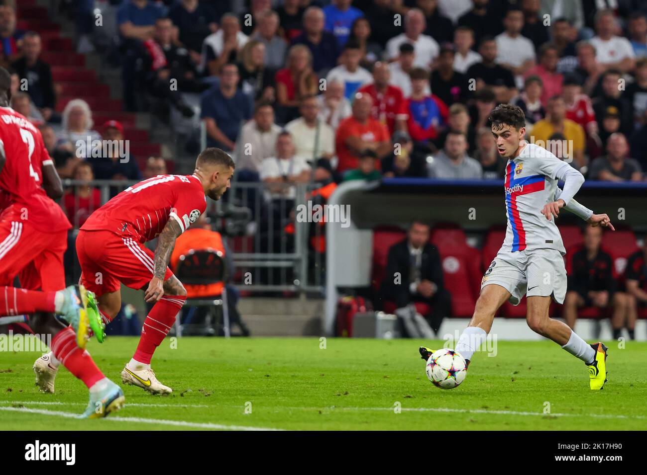 MUNCHEN, GERMANY - SEPTEMBER 13: Pedri of FC Barcelona passes the ball ...