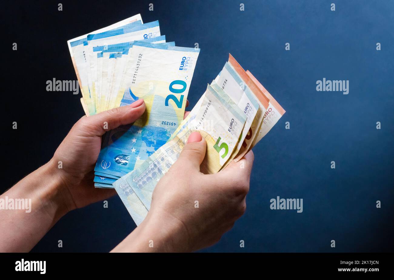 Hand holding banknotes Stock Photo - Alamy