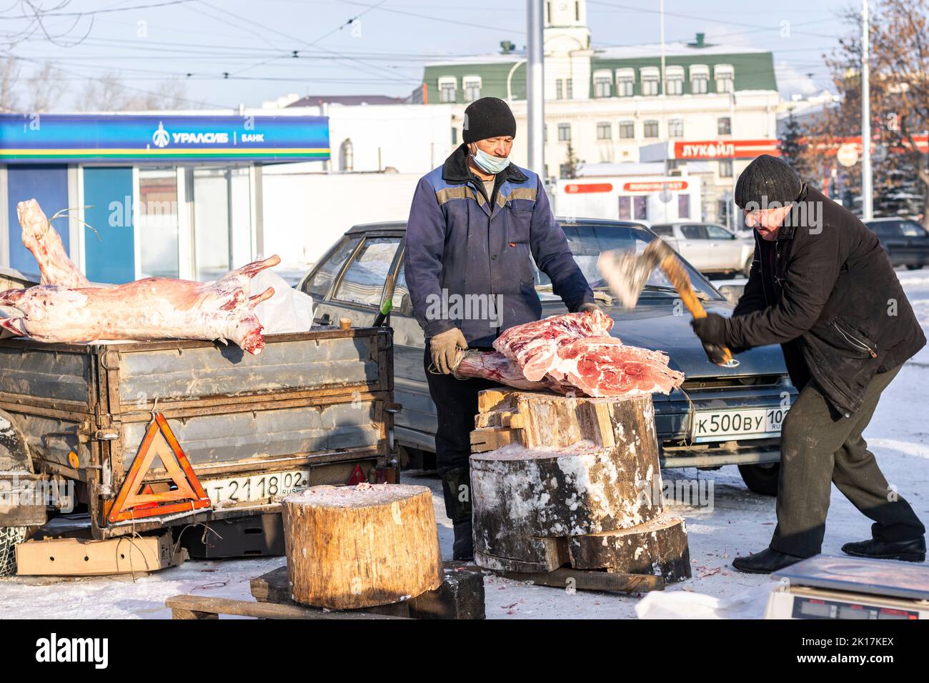 Man chopping meat at meat market hi-res stock photography and images ...