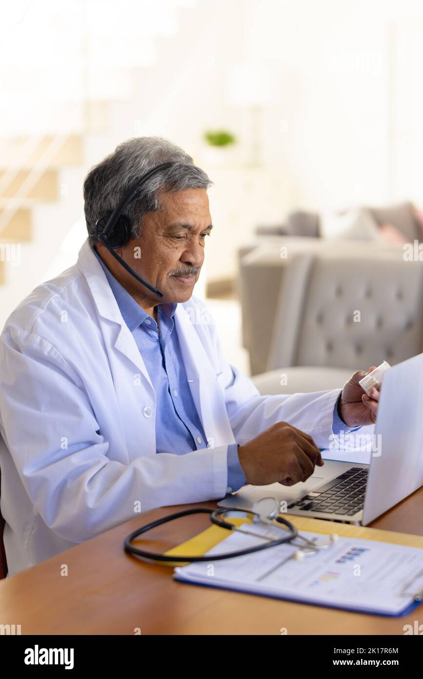 Vertical video portrait doctor hi-res stock photography and images - Alamy