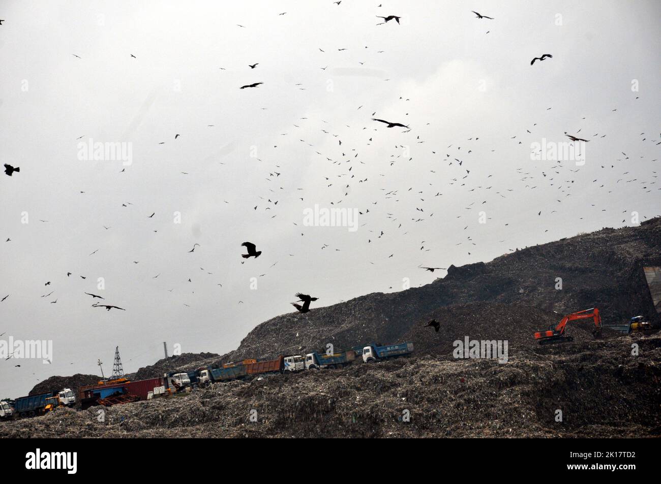 India garbage mountain hi-res stock photography and images - Alamy