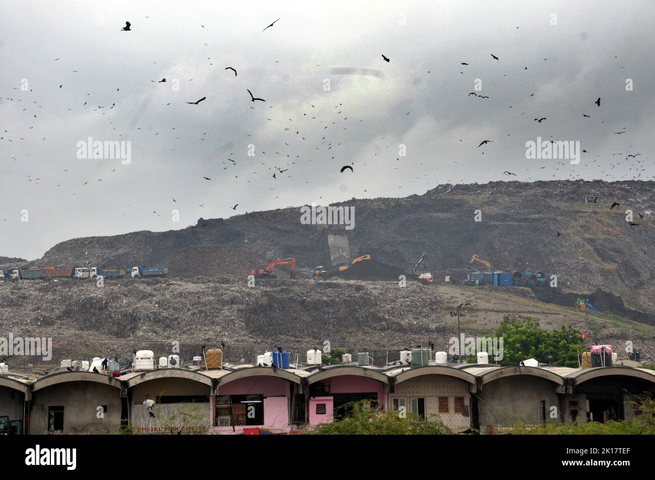 India garbage mountain hi-res stock photography and images - Alamy