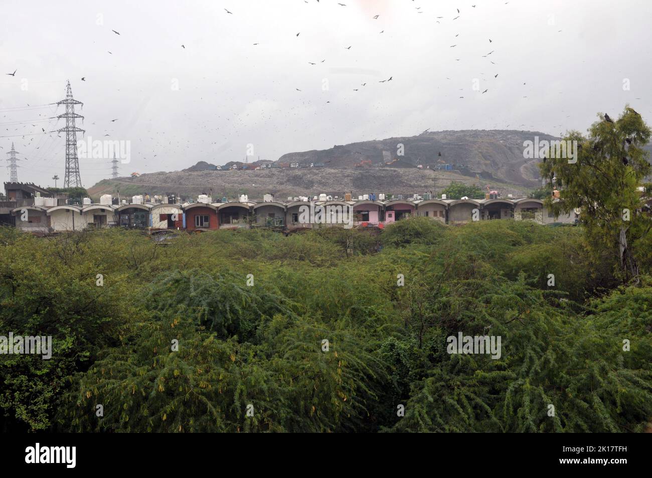 India garbage mountain hi-res stock photography and images - Alamy