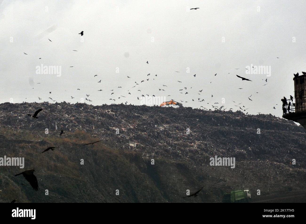 India garbage mountain hi-res stock photography and images - Alamy