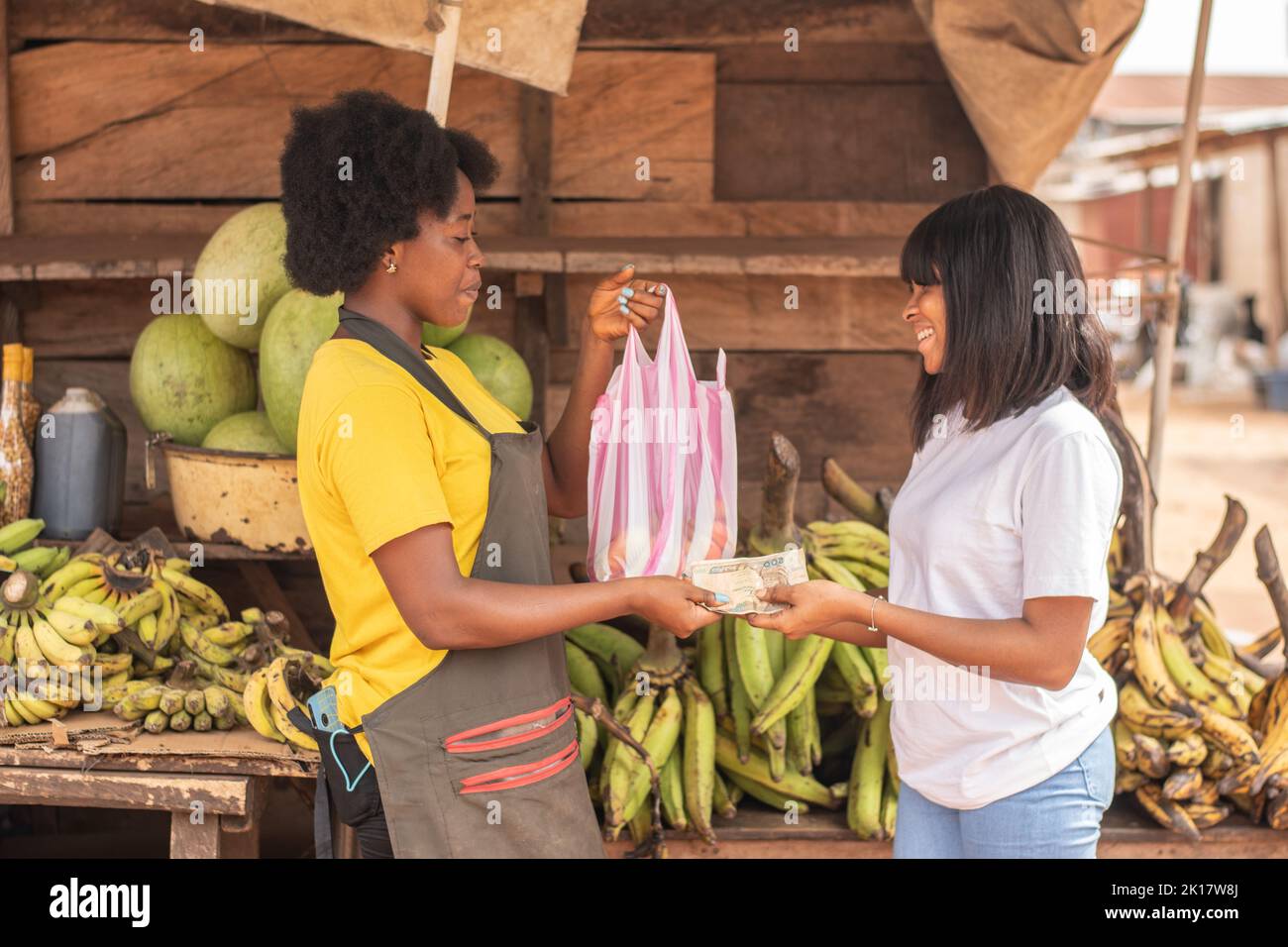 Lady paying for items hi-res stock photography and images - Alamy