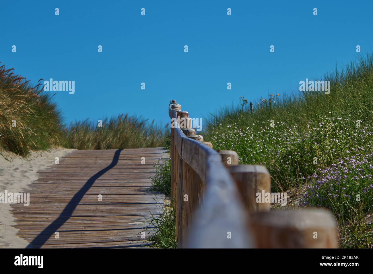 A wooden handrail and walkway leading into the beach Stock Photo - Alamy