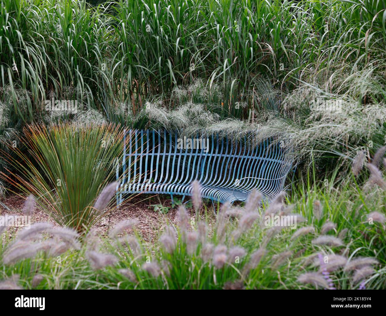 Restful garden setting hi-res stock photography and images - Alamy