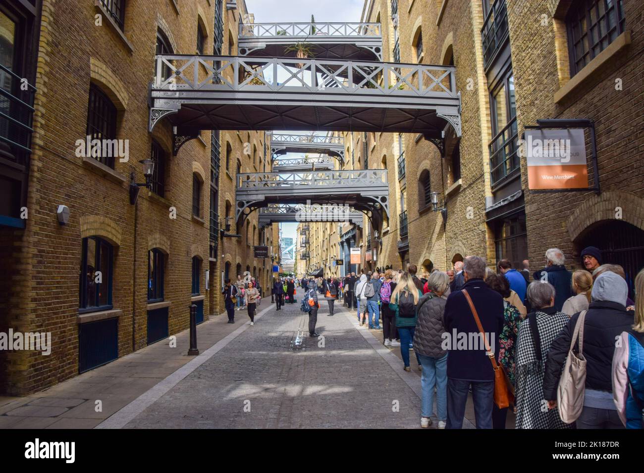 London, UK. 16th Sep, 2022. Huge crowds wait in Shad Thames. The queue ...