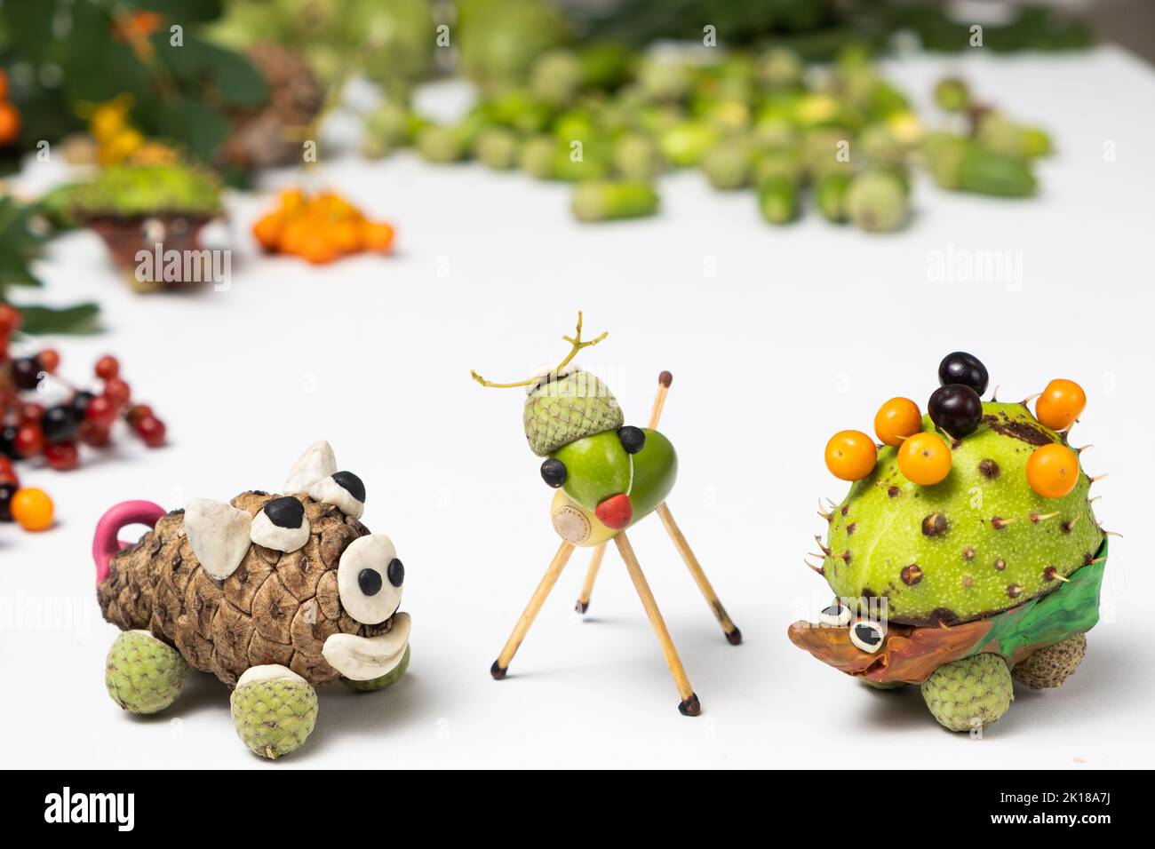 Animal figurines from the gifts of autumn - chestnuts, cones and acorns ...