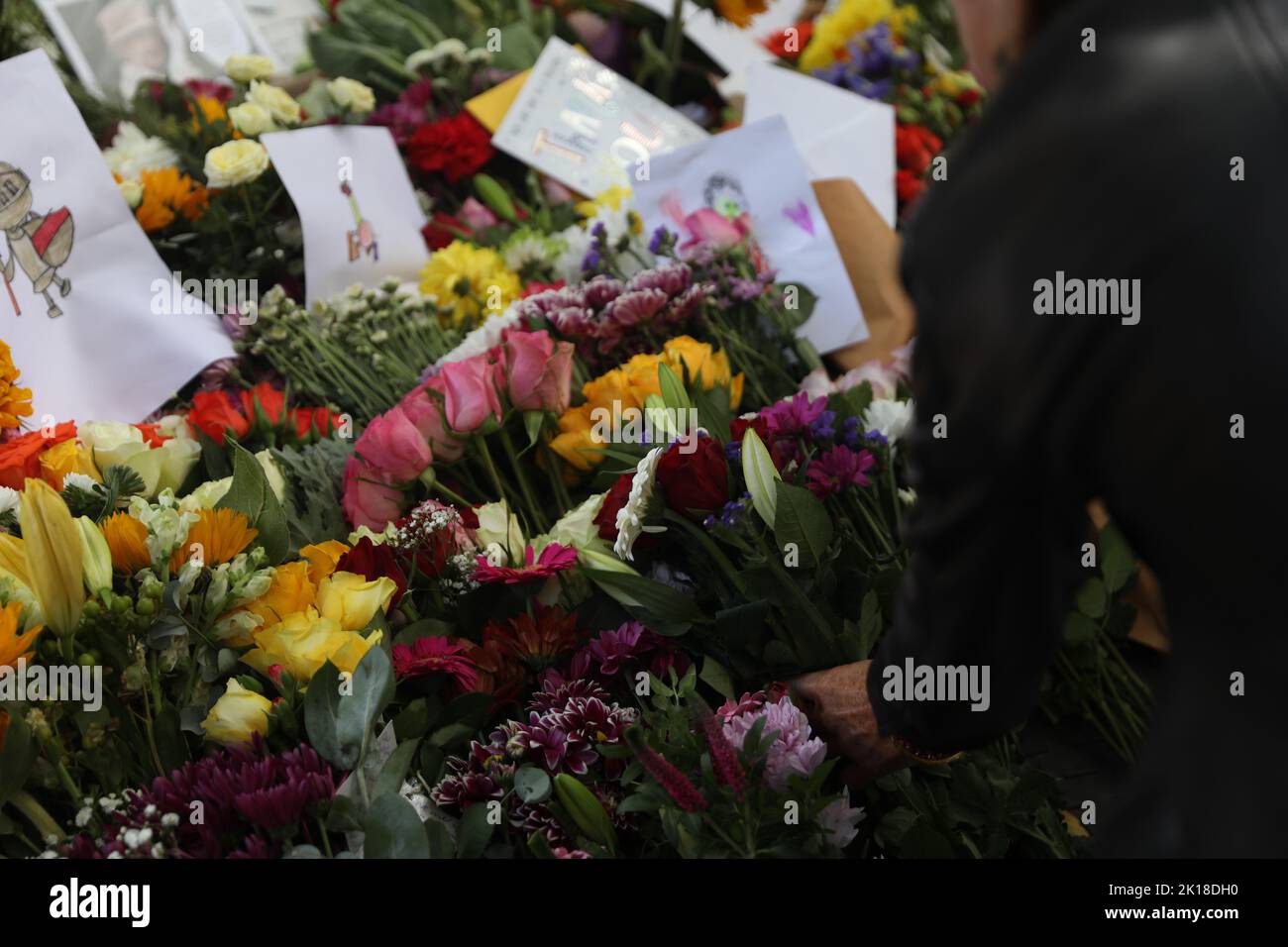 London, UK. 16 Sept, 2022. Floral tributes lay in Green Park, near ...