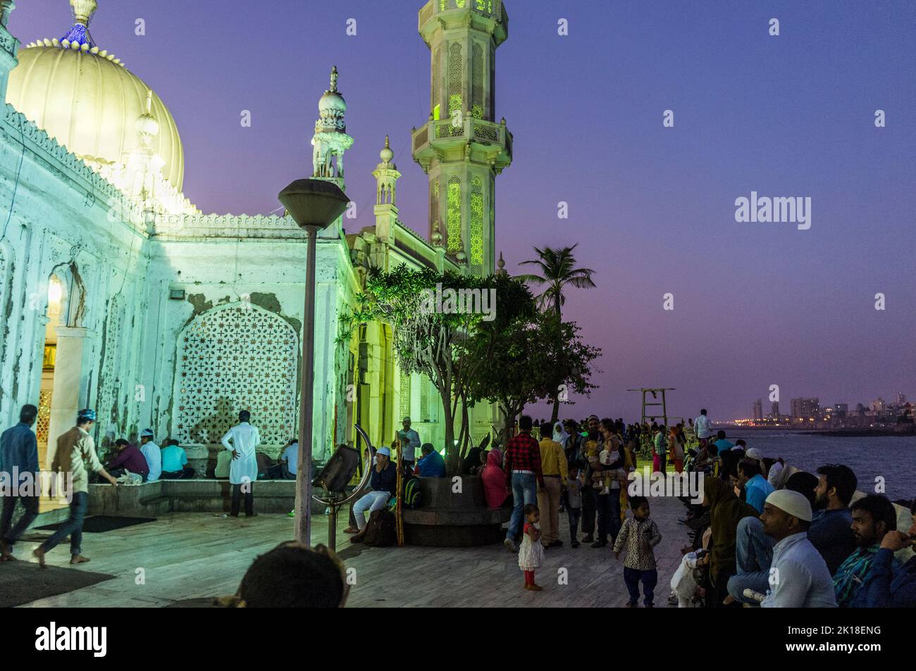 Mumbai, Maharashtra, India : Pilgrims gather at twilight at the 19th ...