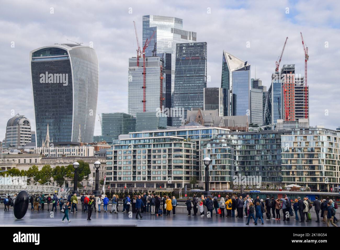 London, England, UK. 16th Sep, 2022. The queue passes by the City of ...