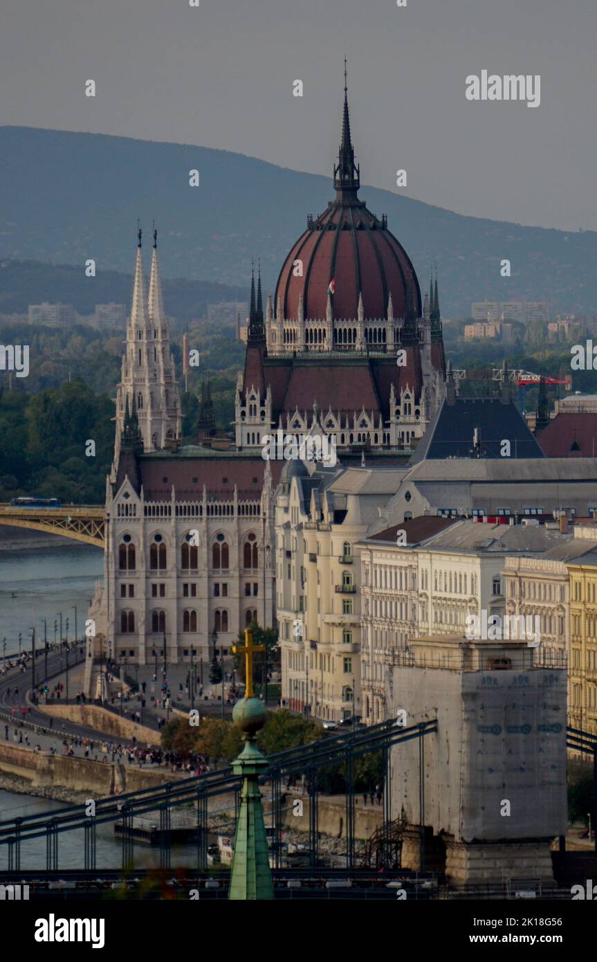 A vertical side view of the Hungarian parliament building in Budapest ...