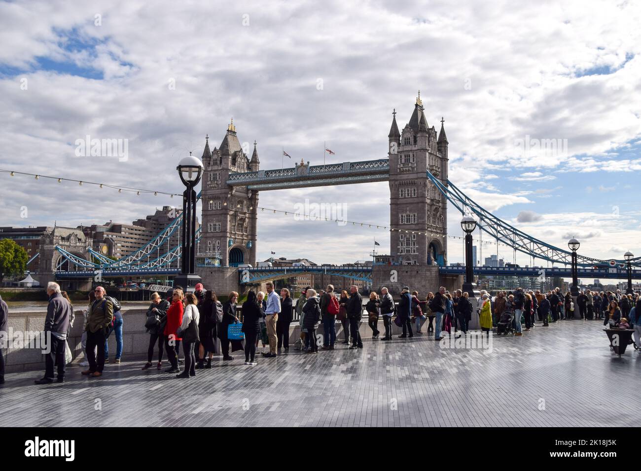 London, England, UK. 16th Sep, 2022. Mourners wait next to Tower Bridge ...