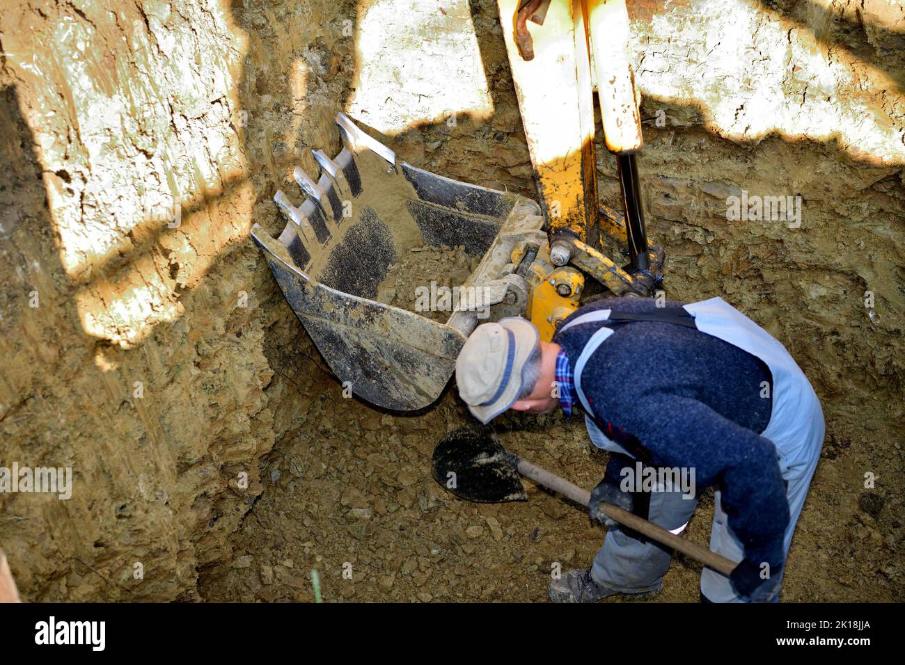 Excavators loads hi-res stock photography and images - Alamy