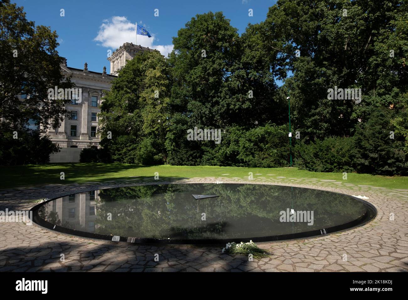 Sinti-und-Roma-Denkmal (Memorial to the Sinti and Roma Victims of ...