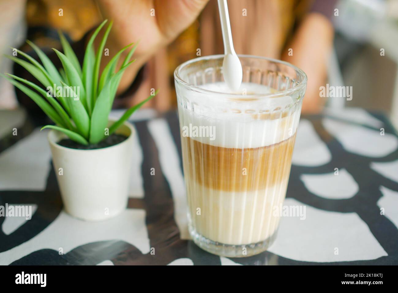person hand stirring coffee with spoon Stock Photo - Alamy