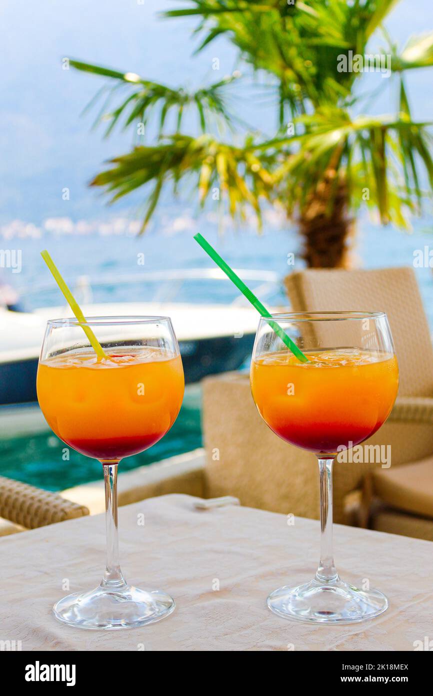 Cocktails on beach palm tree hi-res stock photography and images - Alamy