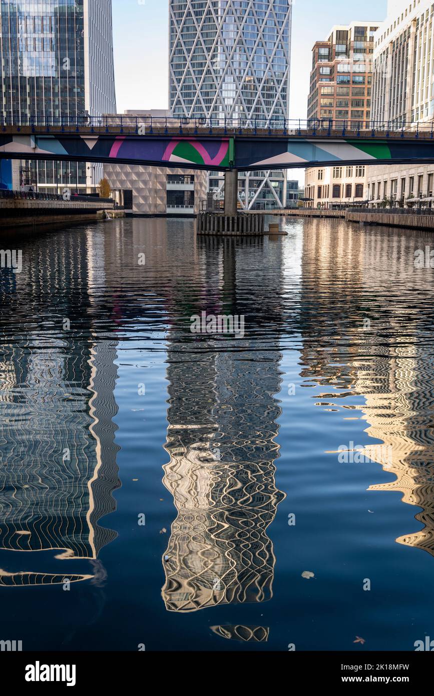 Newfoundland residential skyscraper reflected in water, Canary Wharf ...
