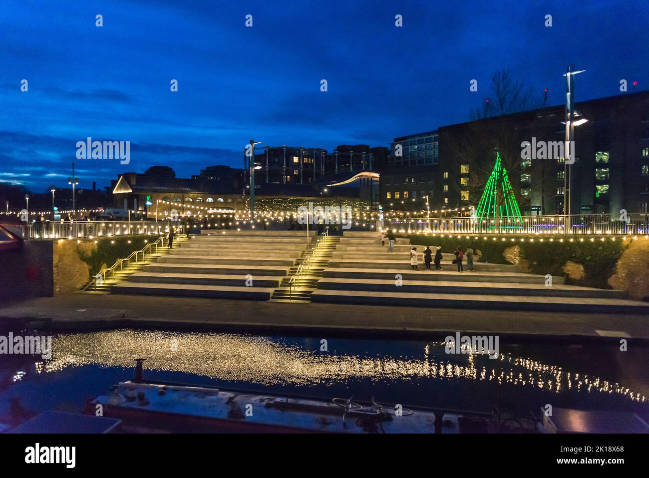 Coal Drops Yard at night, Handyside area, King's Cross urban ...