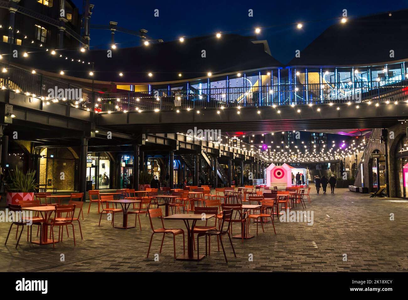 Coal Drops Yard at night, Handyside area, King's Cross urban ...